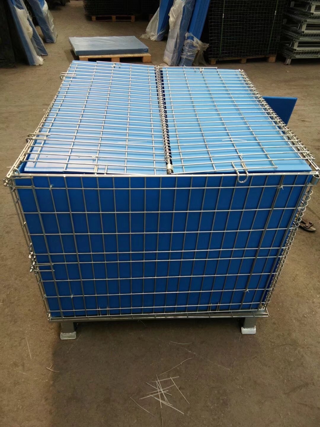 Wire mesh container with hollow sheet
